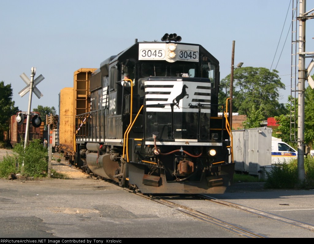NS 3045 Crossing Highway 88